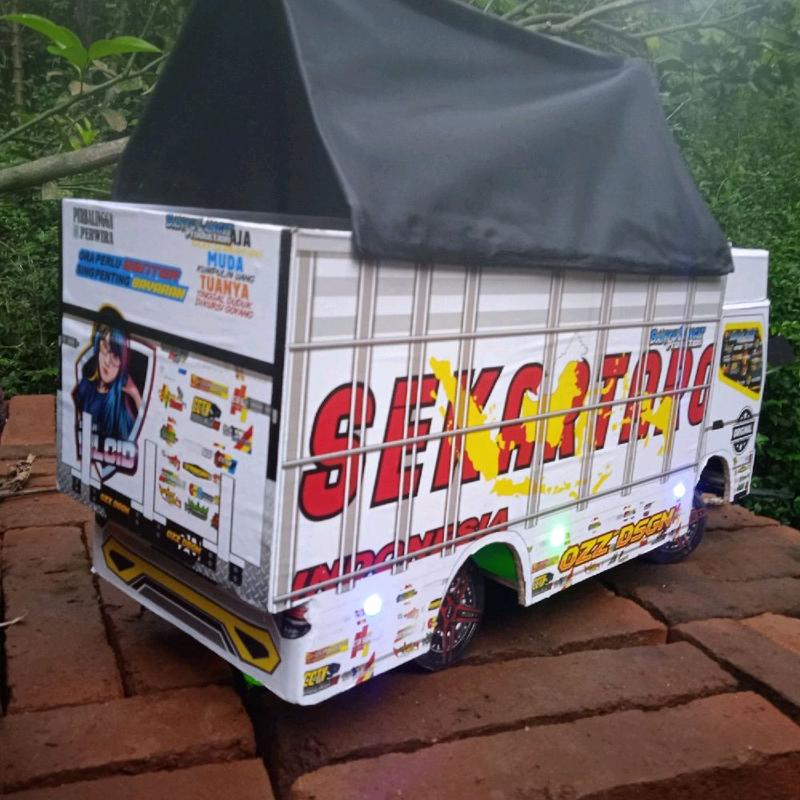 Miniatur truk oleng canter putih new wahyu abadi oake variasi lampu ...
