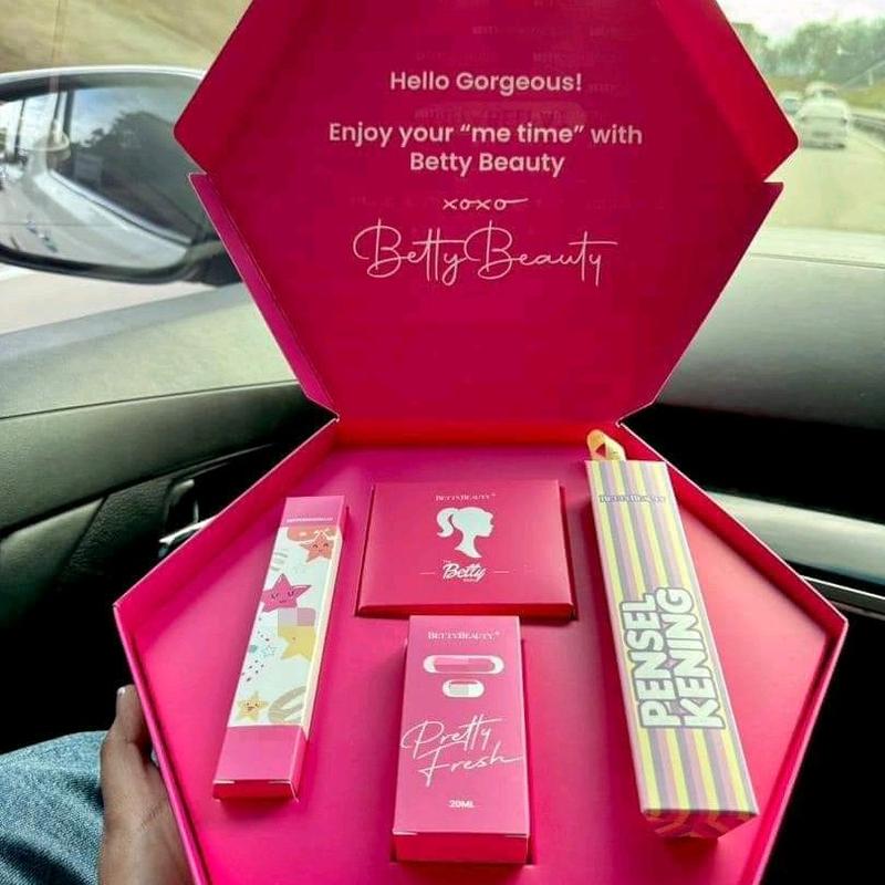 BETTY BEAUTY - PINK BOX SET BETTYBEAUTY X MUABELLAZ 4IN1 - TikTok Shop ...