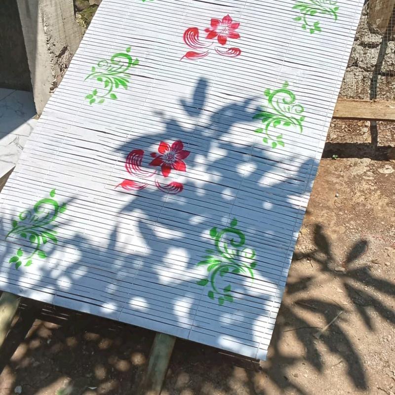 tiray bambu gulung dasar futih daun hijau bunga merah - Shop | Tokopedia