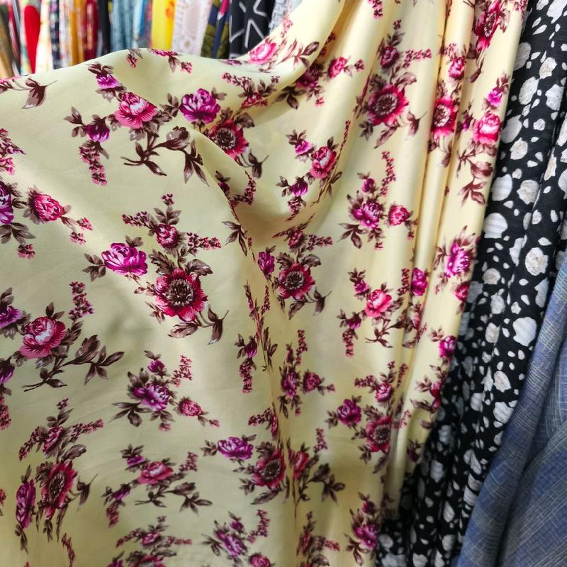 Kain Satin Motif Bunga Mawar – Tekstur Mewah, Elegan, dan Mengembang ...