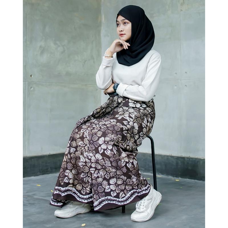 Inara Coklat Bunga Cantik - Sarung Batik Cap Wanita Katun Halus ...