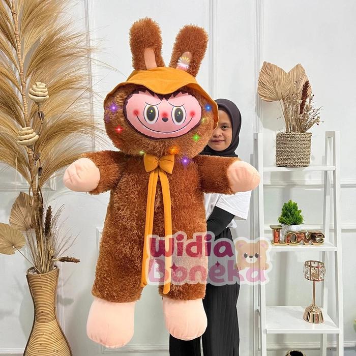 Promo Boneka Labubu The Monster Exciting Super Jumbo Size 1,1M Bertopi ...