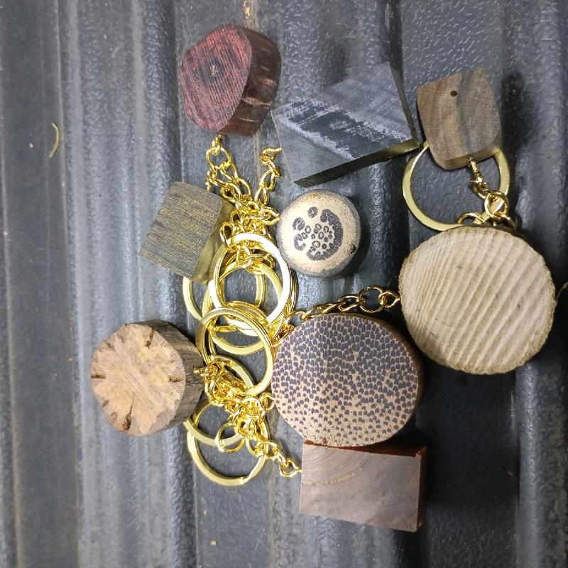 kombo keychain campuran teras kayu pembisa - TikTok Shop Malaysia