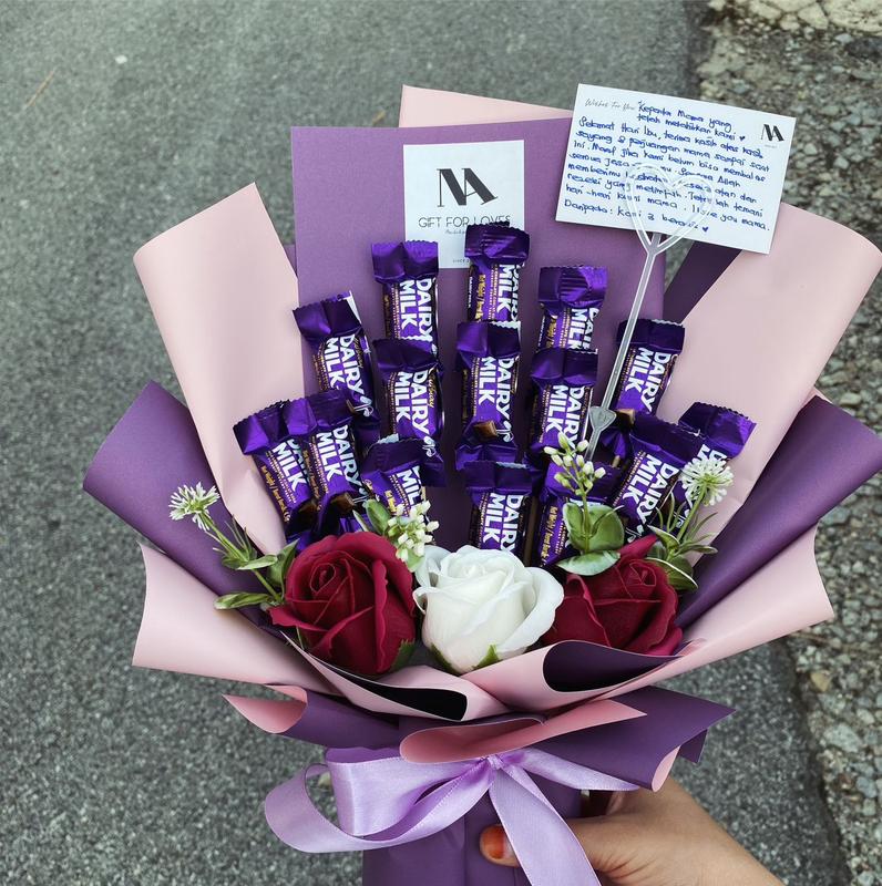 Bouquet Cadbury + soap roses - TikTok Shop Malaysia