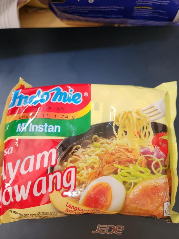 Indomie Mi Instan Ayam Bawang - Mie Instan Lengkap dengan Minyak dan ...