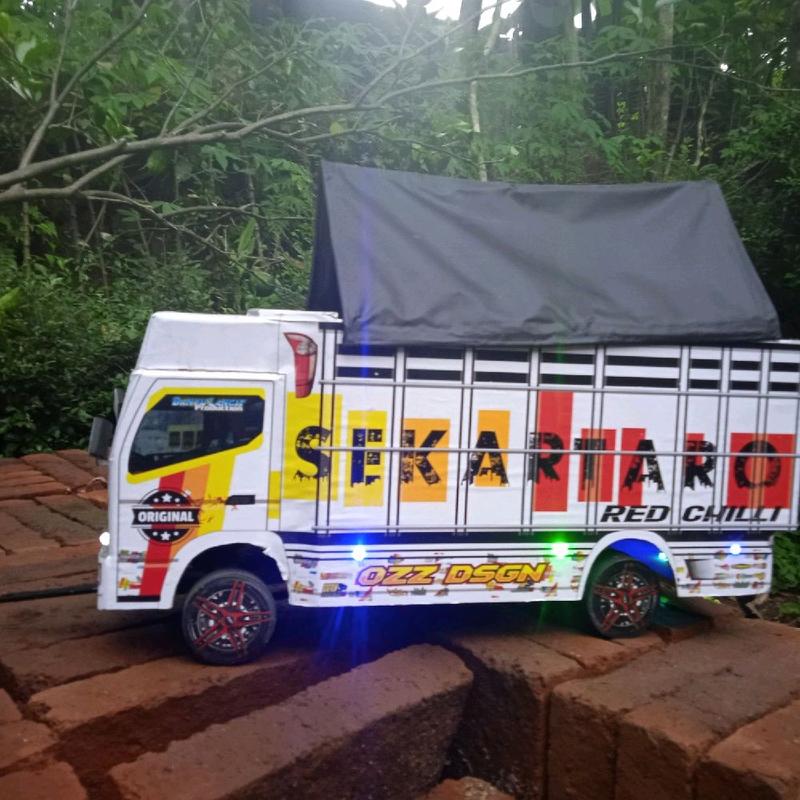 Miniatur truk oleng canter putih new wahyu abadi oake variasi lampu ...
