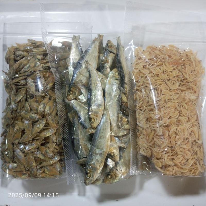 satu paket isi 3pcs ikan asin ( 1pcs 100gr ). ikan asin udang rebon ...