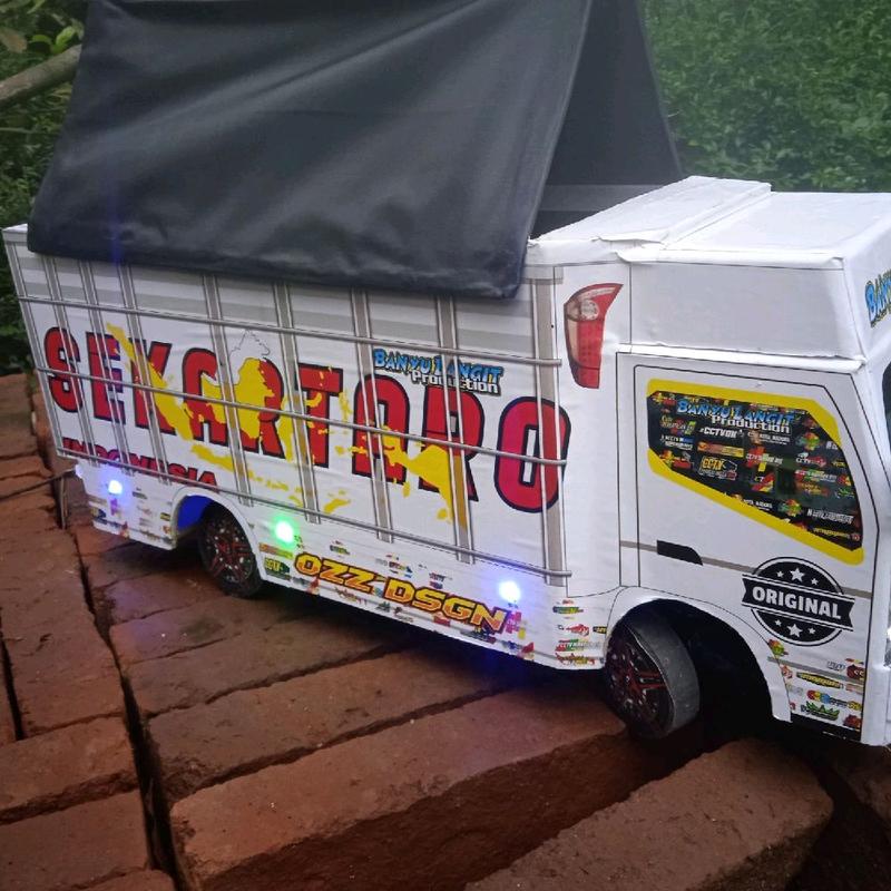 Miniatur truk oleng canter putih new wahyu abadi oake variasi lampu ...