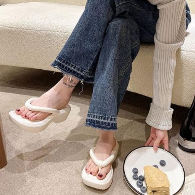 Tall and thick soled herringbone slippers for women wearing summer ...