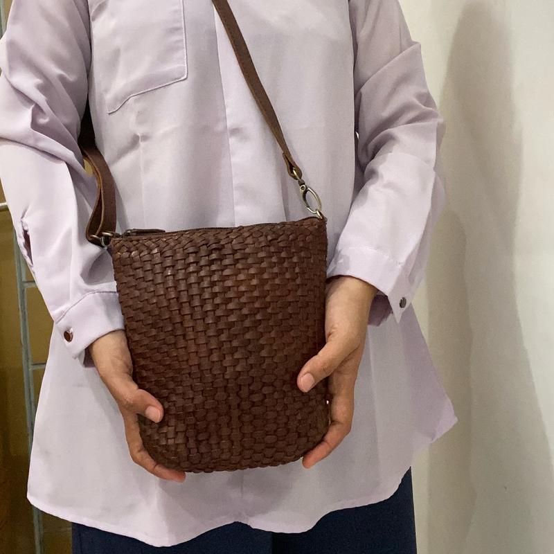 Tas kulit anyam selempang mini - Shop | Tokopedia