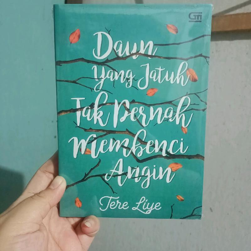 Buku cerita Novel DAUN YANG JATUH TAK PERNAH MEMBENCI ANGIN (Tere Liye ...