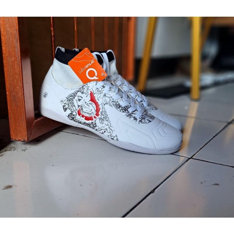 sepatu futsal ortuseight catalyst bost putih batik naga paling terbaru ...