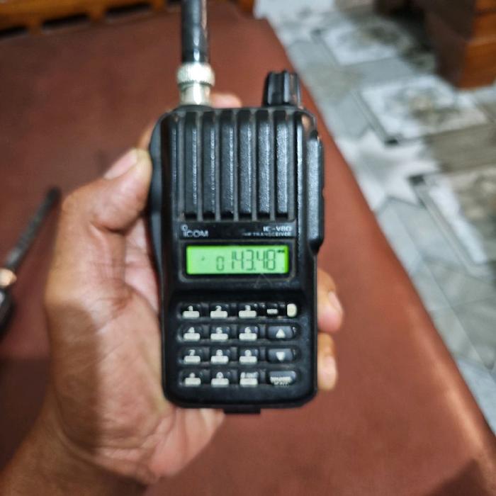 Jual HT ICOM IC-V80 KONDISI NORMAL - HT+ANTENA - Kota Surabaya - YAKIN ...