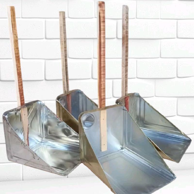 Grosir Pengki Kaleng Serokan Sampah Gagang Kayu Bahan kaleng blek ...