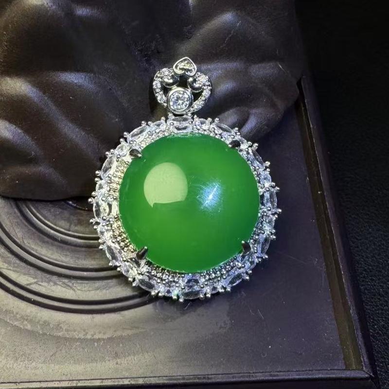 Luxurious inlaid green round jade pendant - TikTok Shop Singapore