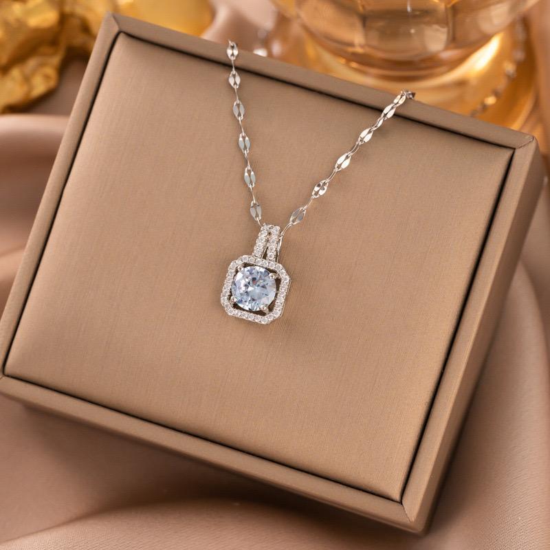 Kalung Hijab LIontin KOtak Perrmatta Aksesoris Mewah Wanita Titanium ...