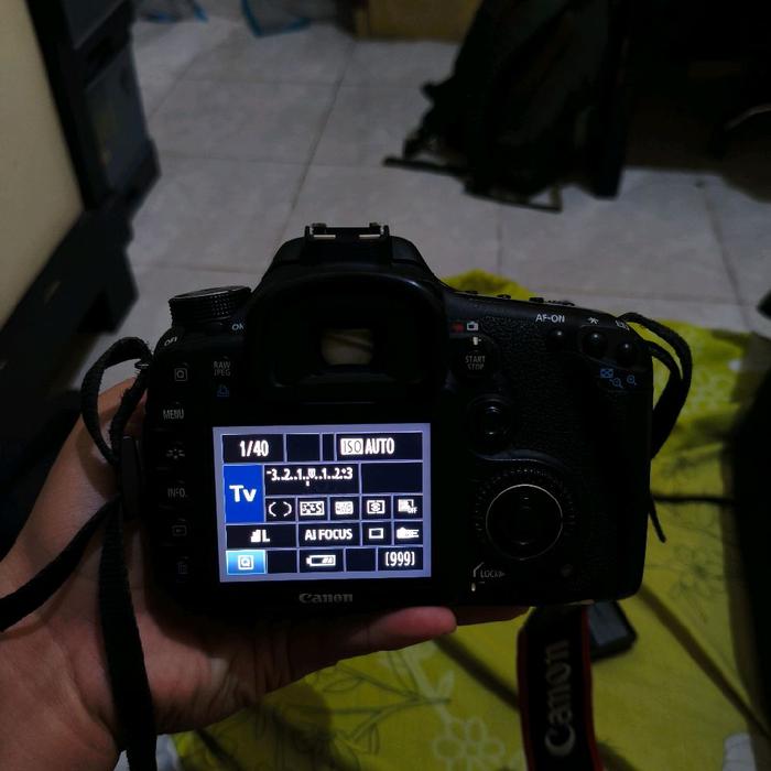Jual Canon 1 SET EOS 7D Kamera Profesional dengan Layar LCD dan Tombol ...