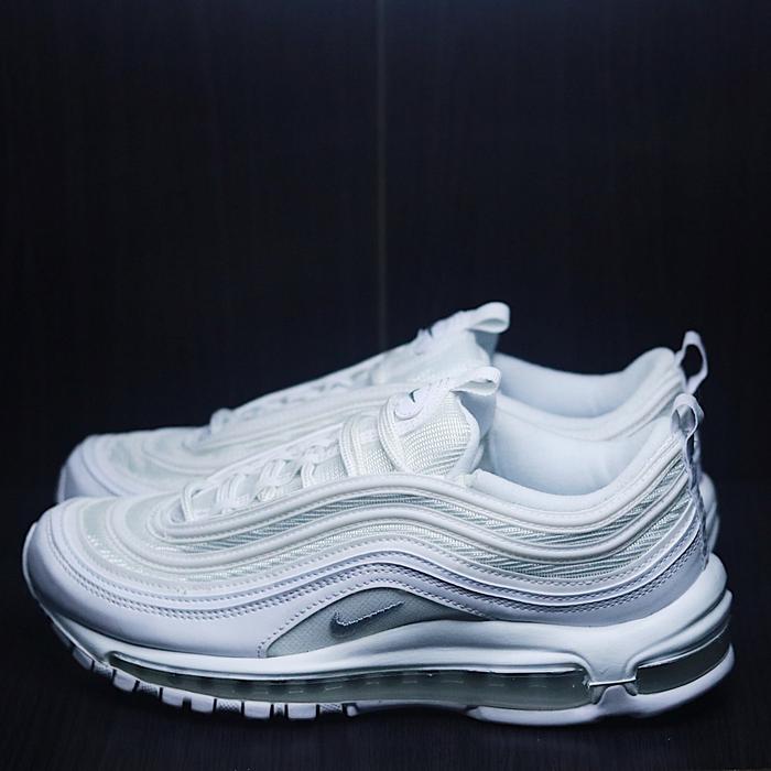 Jual NIKE AIR MAX 97 TRIPLE WHITE ORIGINAL SNEAKERS - 40.5 MINUS - Kota ...