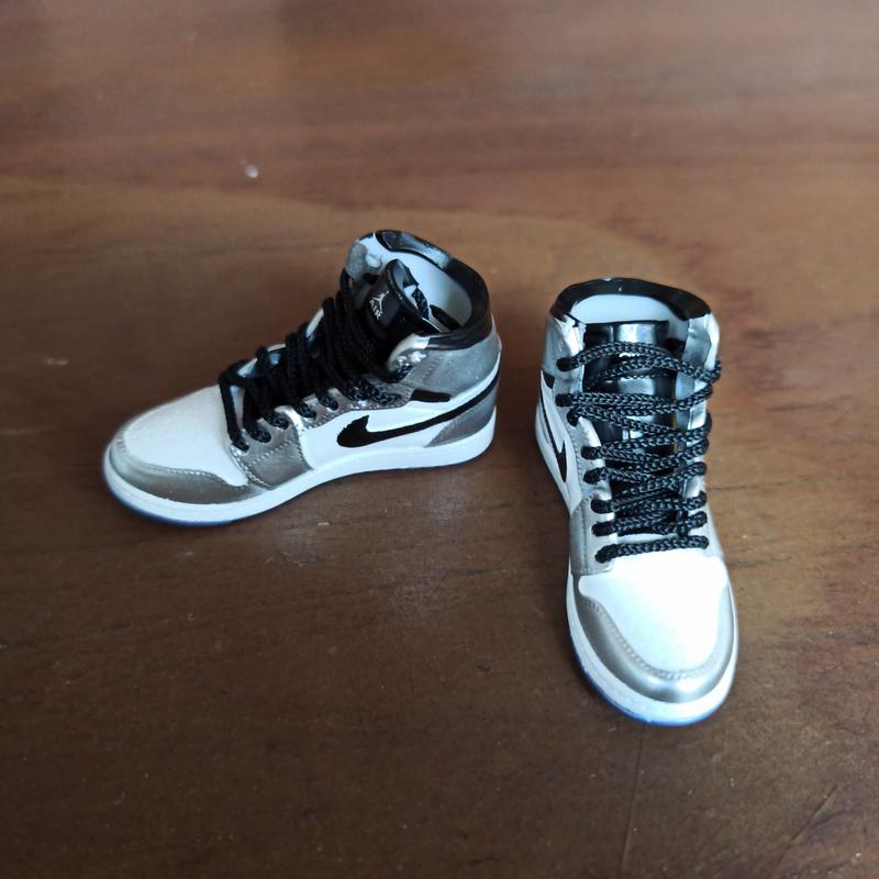 1/6 Sepatu Sneakers AJ1 white silver miniatur - Shop | Tokopedia