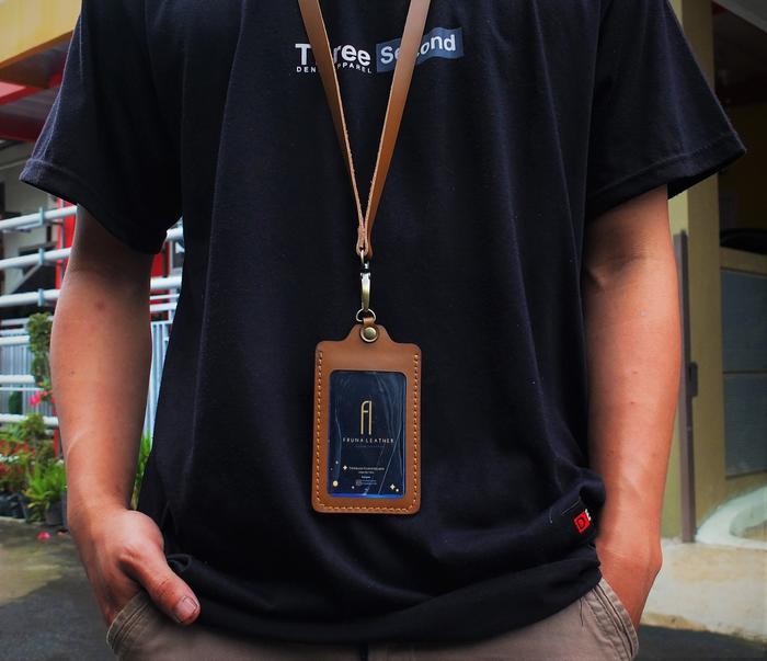 Jual Name Tag - ID Card Kulit - Model L.2 - Hitam, Polos - Kab. Garut ...