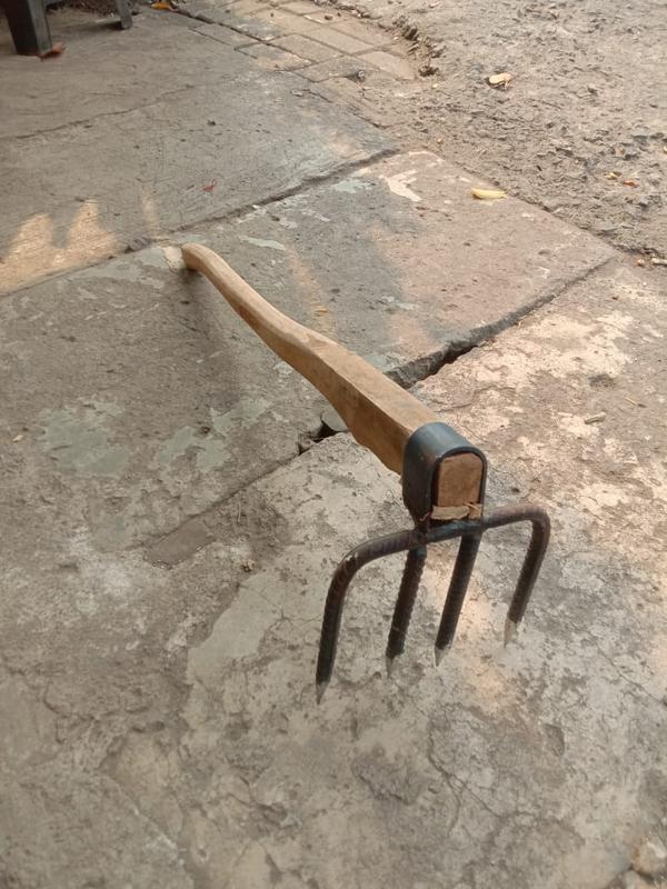 cangkrang garukan sampah besar besi13 gagang kayu biasa - Shop | Tokopedia