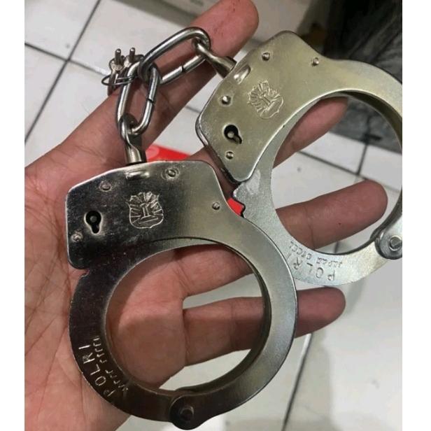 BORGOL TANGAN POLRI BESI 1 SET HANDCUFF - Shop | Tokopedia