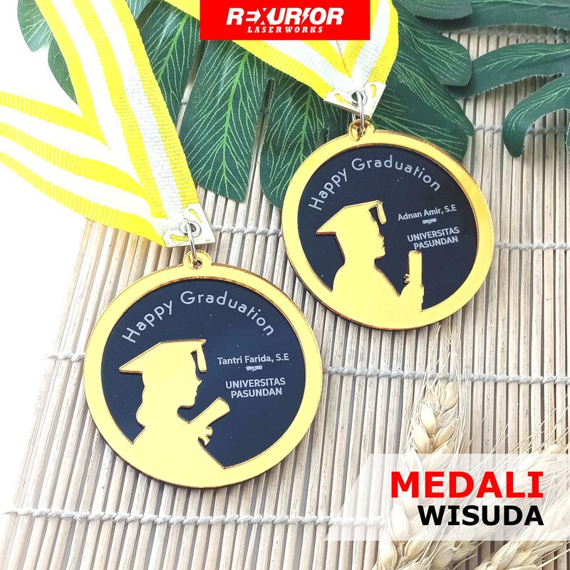 Medali Wisuda Penghargaan Hitam Gold Custom Nama dan Universitas - Shop ...
