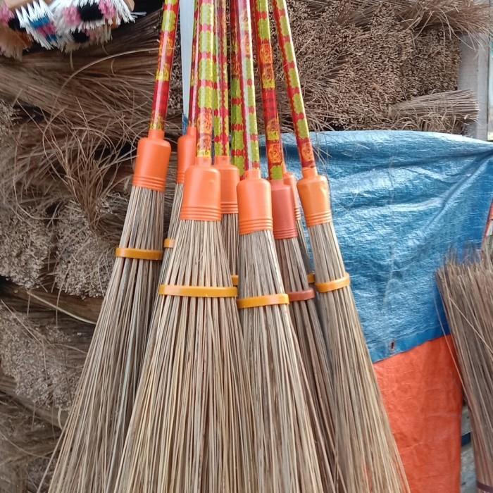 Sapu Lidi Taman / Halaman / Pekarangan Gagang Panjang Model Bulat ...
